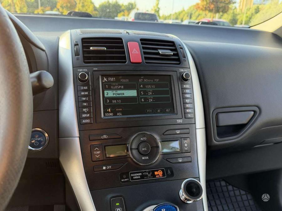 Balts Toyota Auris 2011 Panevēža, ar dzinēja tilpumu 1.80 L un nobraukumu 277 tūkst. km par 5790 €, foto 17 vietnē AUTOMOTO.COM.LV