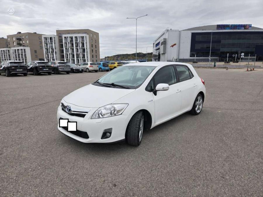 Balts Toyota Auris 2011 Viļņa, ar dzinēja tilpumu 1.80 L un nobraukumu 180 tūkst. km par 6450 €, foto 1 vietnē AUTOMOTO.COM.LV