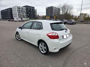 Balts Toyota Auris 2011 Viļņa, ar dzinēja tilpumu 1.80 L un nobraukumu 180 tūkst. km par 6450 €, foto 5 vietnē AUTOMOTO.COM.LV
