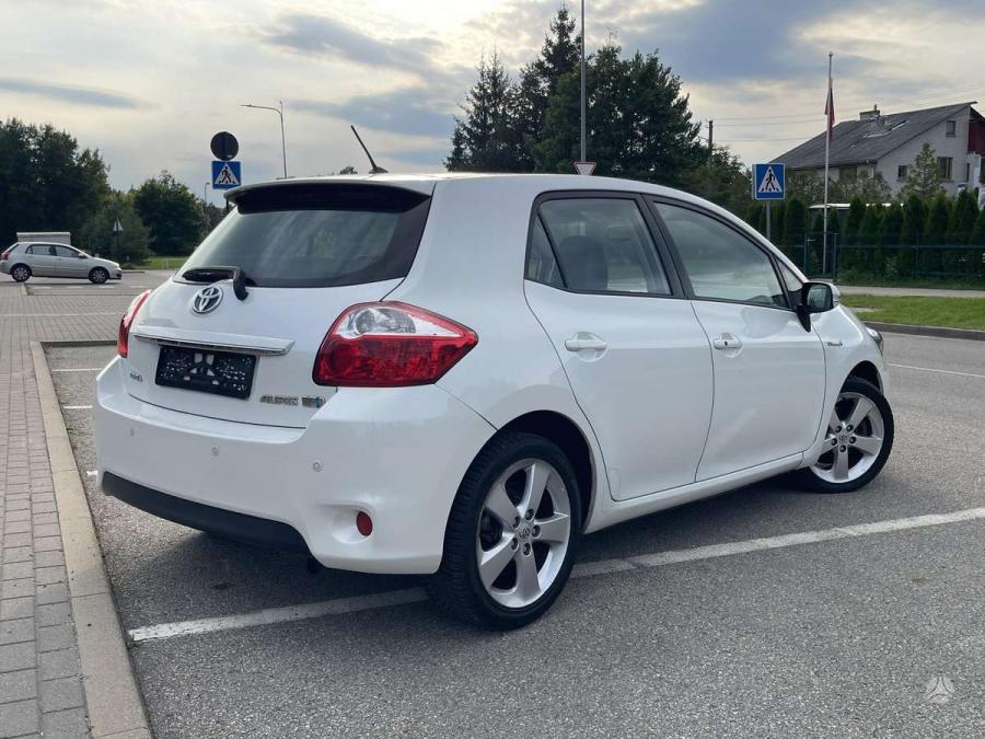 Balts Toyota Auris 2011 Viļņa, ar dzinēja tilpumu 1.80 L un nobraukumu 254 tūkst. km par 6600 €, foto 5 vietnē AUTOMOTO.COM.LV
