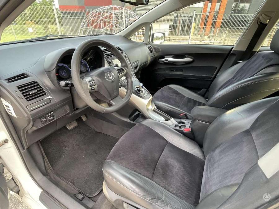 Balts Toyota Auris 2011 Viļņa, ar dzinēja tilpumu 1.80 L un nobraukumu 254 tūkst. km par 6600 €, foto 12 vietnē AUTOMOTO.COM.LV