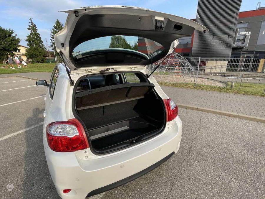 Balts Toyota Auris 2011 Viļņa, ar dzinēja tilpumu 1.80 L un nobraukumu 254 tūkst. km par 6600 €, foto 18 vietnē AUTOMOTO.COM.LV