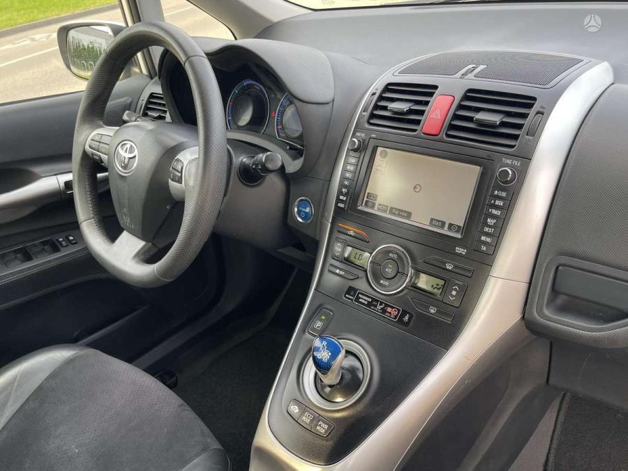 Balts Toyota Auris 2011 Viļņa, ar dzinēja tilpumu 1.80 L un nobraukumu 254 tūkst. km par 6600 €, foto 23 vietnē AUTOMOTO.COM.LV