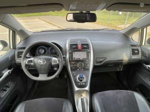 White Toyota Auris 2011 in Vilnius, with an engine capacity of 1.80 L and mileage of 253 thousand km for 6600 €, photo 4 on AUTOMOTO.COM.LV