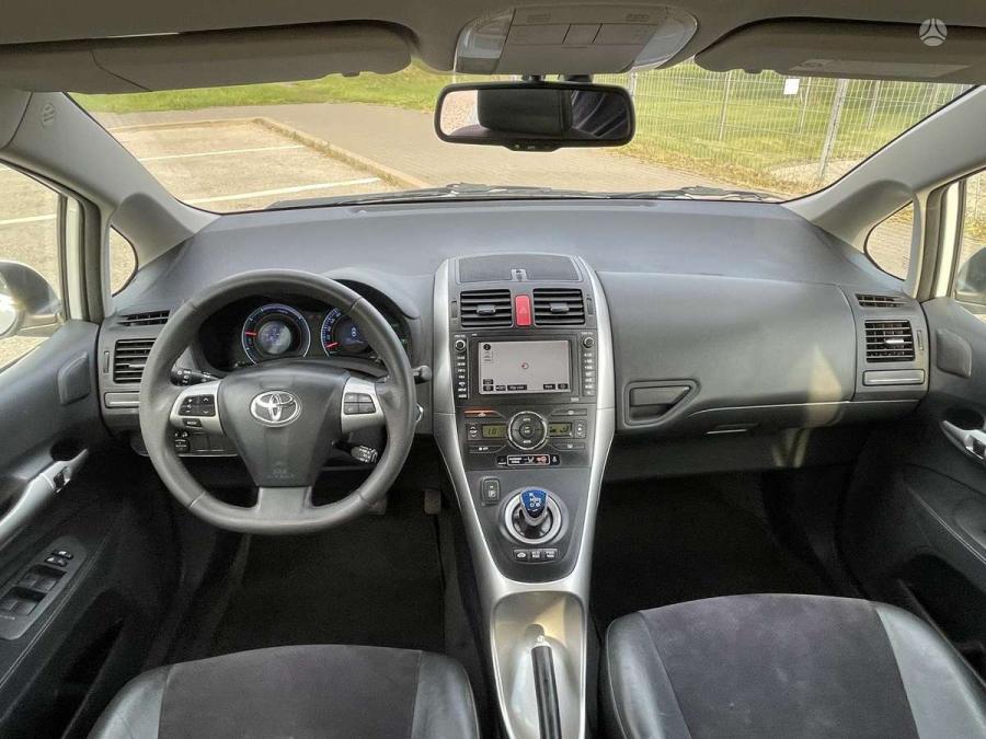 White Toyota Auris 2011 in Vilnius, with an engine capacity of 1.80 L and mileage of 253 thousand km for 6600 €, photo 4 on AUTOMOTO.COM.LV