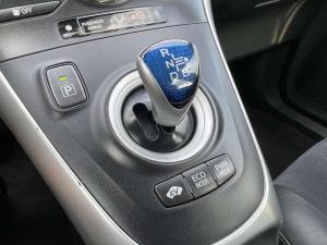 White Toyota Auris 2011 in Vilnius, with an engine capacity of 1.80 L and mileage of 253 thousand km for 6600 €, photo 8 on AUTOMOTO.COM.LV