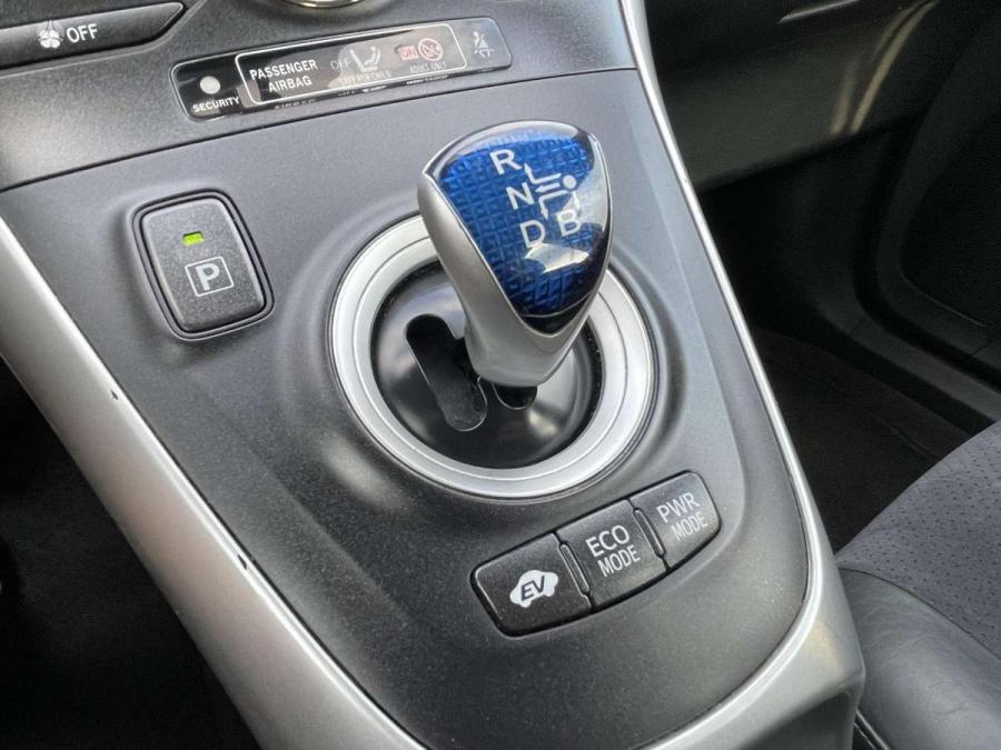 White Toyota Auris 2011 in Vilnius, with an engine capacity of 1.80 L and mileage of 253 thousand km for 6600 €, photo 8 on AUTOMOTO.COM.LV