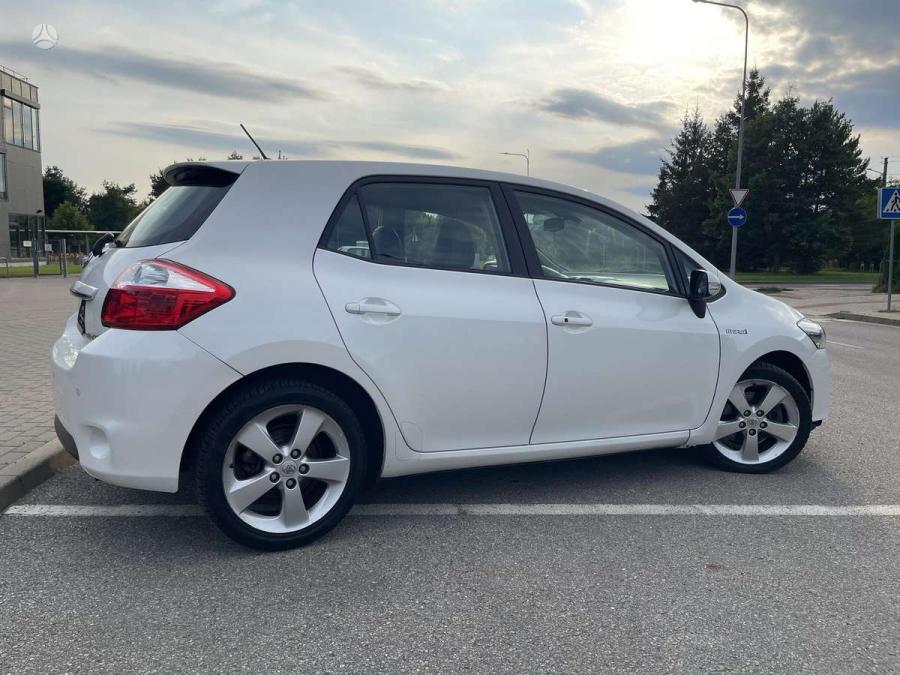 White Toyota Auris 2011 in Vilnius, with an engine capacity of 1.80 L and mileage of 253 thousand km for 6600 €, photo 11 on AUTOMOTO.COM.LV