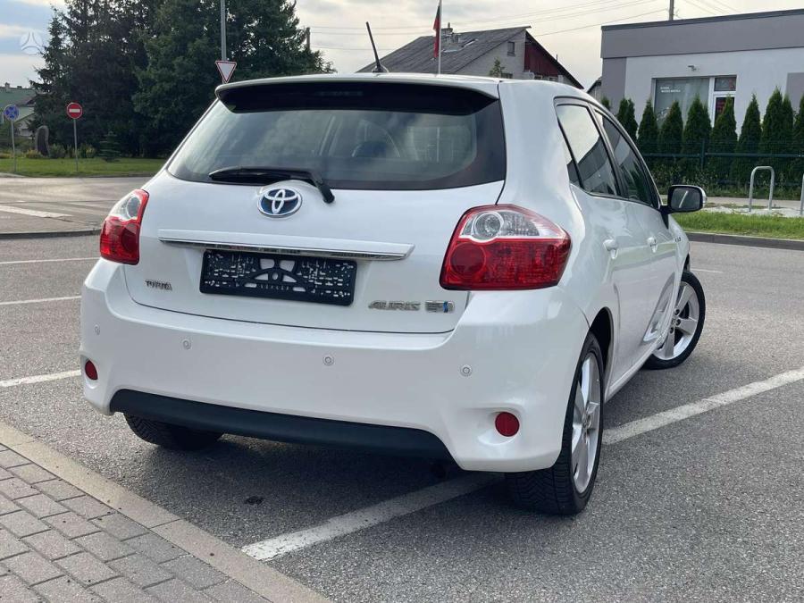 White Toyota Auris 2011 in Vilnius, with an engine capacity of 1.80 L and mileage of 253 thousand km for 6600 €, photo 14 on AUTOMOTO.COM.LV