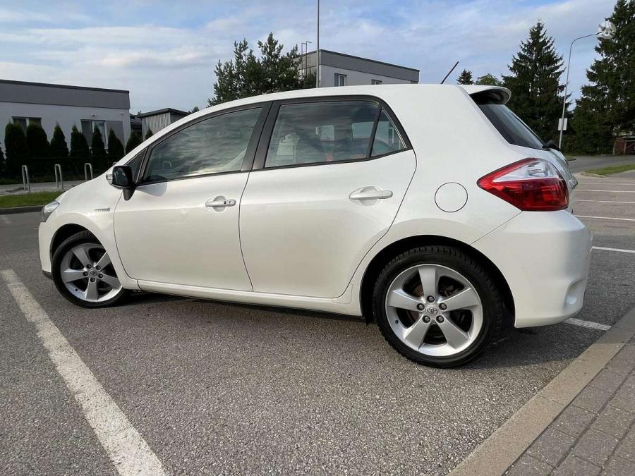 White Toyota Auris 2011 in Vilnius, with an engine capacity of 1.80 L and mileage of 253 thousand km for 6600 €, photo 17 on AUTOMOTO.COM.LV