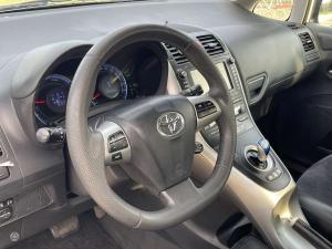 White Toyota Auris 2011 in Vilnius, with an engine capacity of 1.80 L and mileage of 253 thousand km for 6600 €, photo 20 on AUTOMOTO.COM.LV