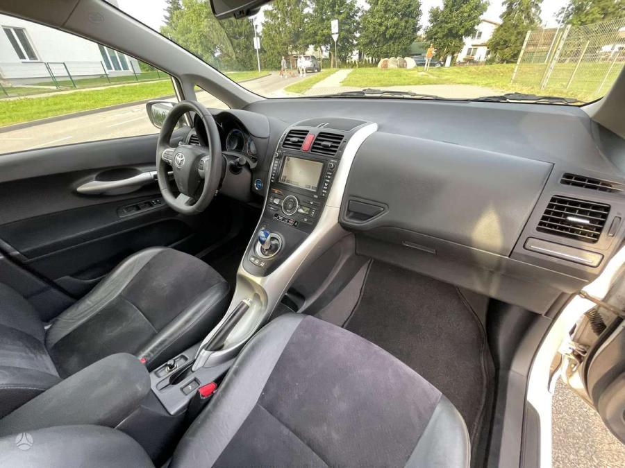 White Toyota Auris 2011 in Vilnius, with an engine capacity of 1.80 L and mileage of 253 thousand km for 6600 €, photo 23 on AUTOMOTO.COM.LV