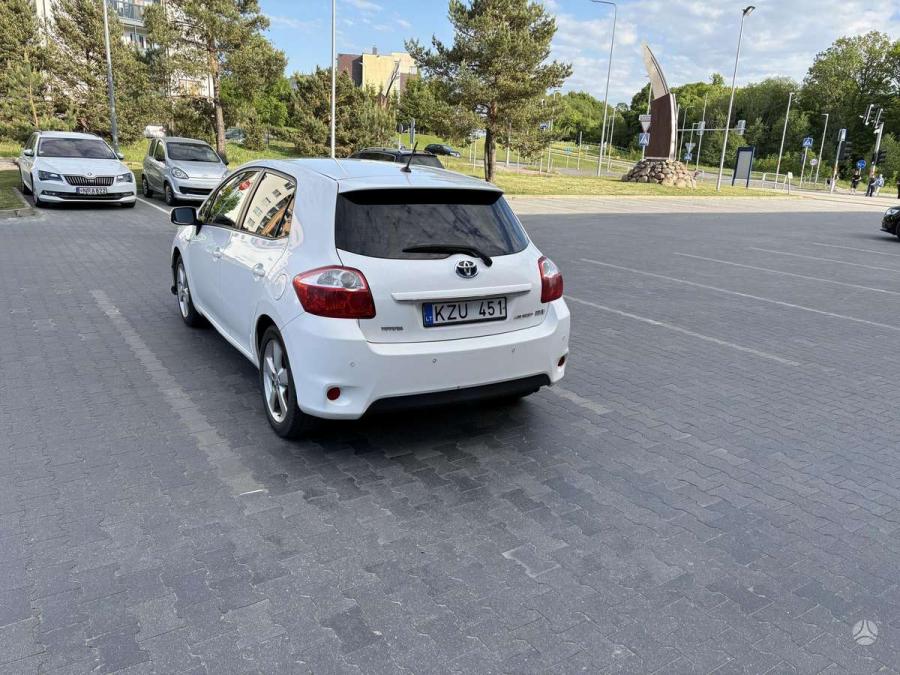 Balts Toyota Auris 2011 Klaipėda, ar dzinēja tilpumu 1.80 L un nobraukumu 427 tūkst. km par 4150 €, foto 5 vietnē AUTOMOTO.COM.LV