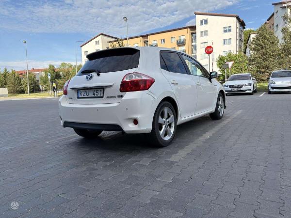 White Toyota Auris 2011 in Klaipeda, with an engine capacity of 1.80 L and mileage of 427 thousand km for 4150 €, photo 6 on AUTOMOTO.COM.LV