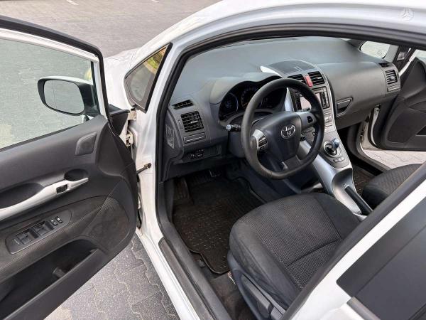 White Toyota Auris 2011 in Klaipeda, with an engine capacity of 1.80 L and mileage of 427 thousand km for 4150 €, photo 10 on AUTOMOTO.COM.LV