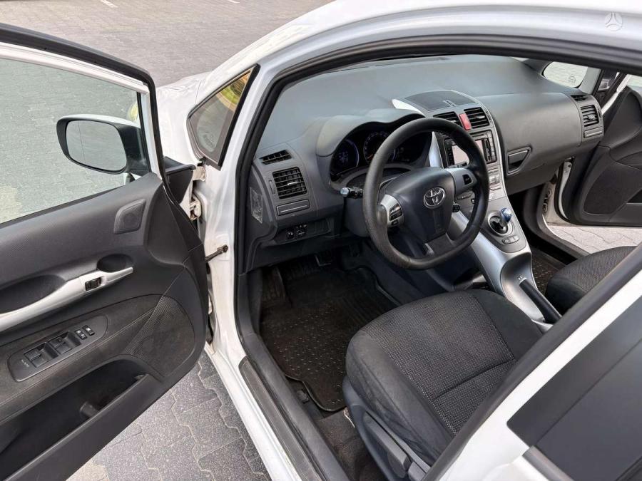 Balts Toyota Auris 2011 Klaipėda, ar dzinēja tilpumu 1.80 L un nobraukumu 427 tūkst. km par 4150 €, foto 11 vietnē AUTOMOTO.COM.LV