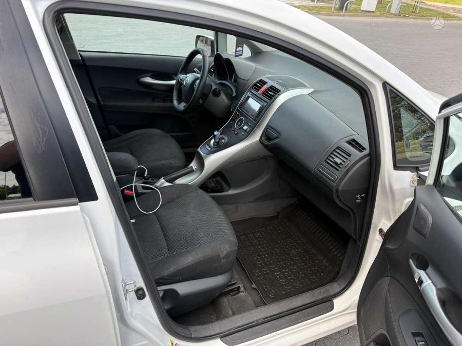 Balts Toyota Auris 2011 Klaipėda, ar dzinēja tilpumu 1.80 L un nobraukumu 427 tūkst. km par 4150 €, foto 12 vietnē AUTOMOTO.COM.LV