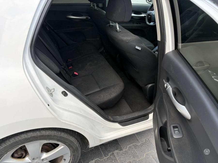 Balts Toyota Auris 2011 Klaipėda, ar dzinēja tilpumu 1.80 L un nobraukumu 427 tūkst. km par 4150 €, foto 14 vietnē AUTOMOTO.COM.LV