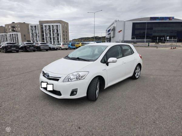 White Toyota Auris 2011 in Vilnius, with an engine capacity of 1.80 L and mileage of 190 thousand km for 6450 €, photo 1 on AUTOMOTO.COM.LV