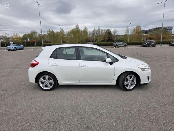 White Toyota Auris 2011 in Vilnius, with an engine capacity of 1.80 L and mileage of 190 thousand km for 6450 €, photo 7 on AUTOMOTO.COM.LV