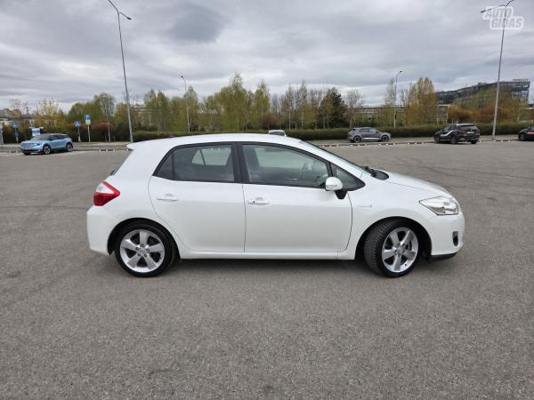 White Toyota Auris 2011 in Ukmerge, with an engine capacity of 1.80 L and mileage of 190 thousand km for 6450 €, photo 7 on AUTOMOTO.COM.LV