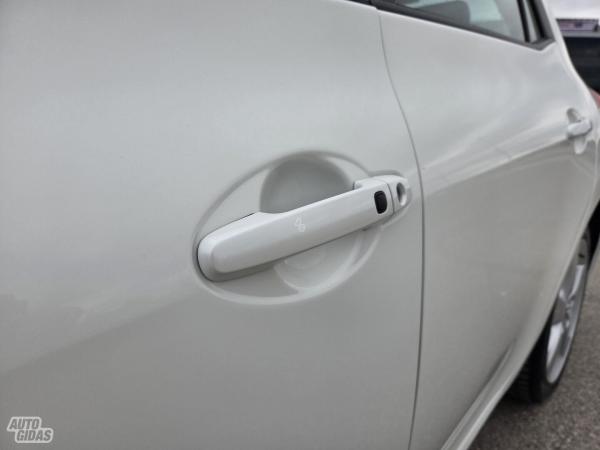 White Toyota Auris 2011 in Ukmerge, with an engine capacity of 1.80 L and mileage of 190 thousand km for 6450 €, photo 10 on AUTOMOTO.COM.LV