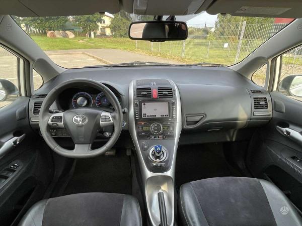 Balts Toyota Auris 2011 Viļņa, ar dzinēja tilpumu 1.80 L un nobraukumu 253 tūkst. km par 6600 €, foto 3 vietnē AUTOMOTO.COM.LV