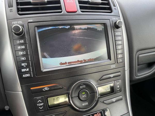Balts Toyota Auris 2011 Viļņa, ar dzinēja tilpumu 1.80 L un nobraukumu 253 tūkst. km par 6600 €, foto 5 vietnē AUTOMOTO.COM.LV