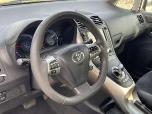 Balts Toyota Auris 2011 Viļņa, ar dzinēja tilpumu 1.80 L un nobraukumu 253 tūkst. km par 6600 €, foto 19 vietnē AUTOMOTO.COM.LV
