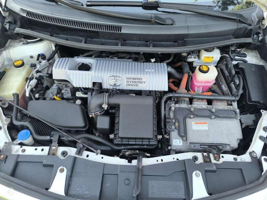 White Toyota Auris 2011 in Vilnius, with an engine capacity of 1.80 L and mileage of 272 thousand km for 5800 €, photo 57 on AUTOMOTO.COM.LV