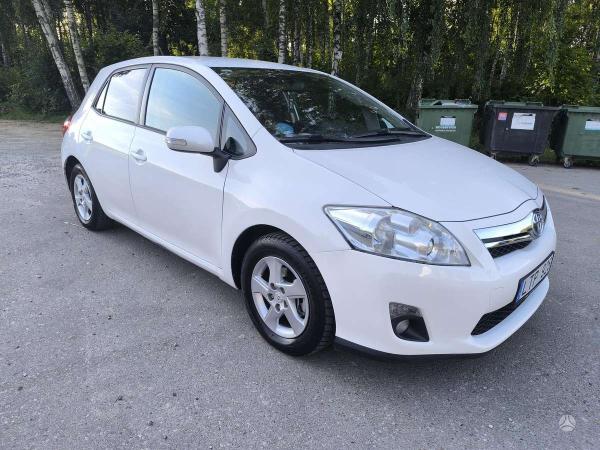 White Toyota Auris 2011 in Vilnius, with an engine capacity of 1.80 L and mileage of 272 thousand km for 5800 €, photo 2 on AUTOMOTO.COM.LV