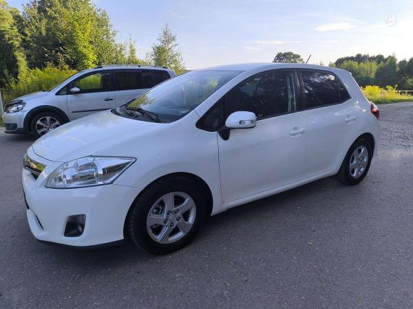 White Toyota Auris 2011 in Vilnius, with an engine capacity of 1.80 L and mileage of 272 thousand km for 5800 €, photo 4 on AUTOMOTO.COM.LV