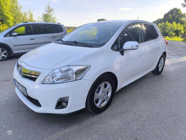 White Toyota Auris 2011 in Vilnius, with an engine capacity of 1.80 L and mileage of 272 thousand km for 5800 €, photo 7 on AUTOMOTO.COM.LV
