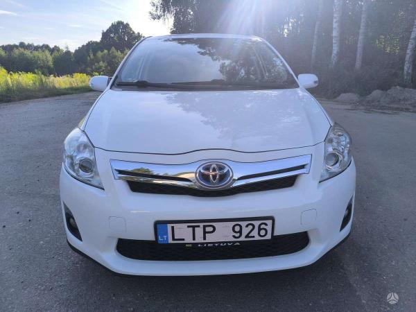 White Toyota Auris 2011 in Vilnius, with an engine capacity of 1.80 L and mileage of 272 thousand km for 5800 €, photo 9 on AUTOMOTO.COM.LV