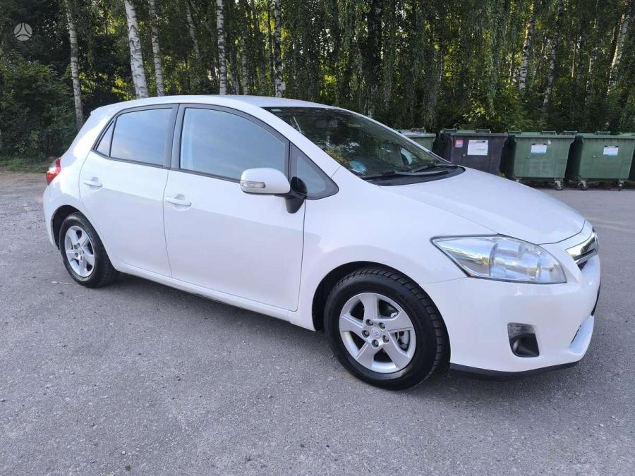 White Toyota Auris 2011 in Vilnius, with an engine capacity of 1.80 L and mileage of 272 thousand km for 5800 €, photo 13 on AUTOMOTO.COM.LV