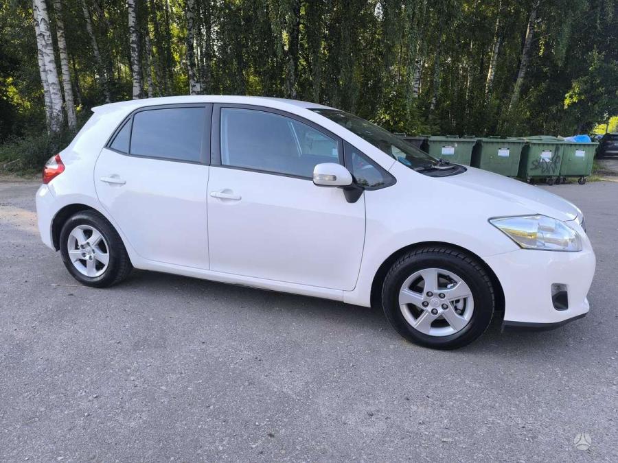 White Toyota Auris 2011 in Vilnius, with an engine capacity of 1.80 L and mileage of 272 thousand km for 5800 €, photo 15 on AUTOMOTO.COM.LV