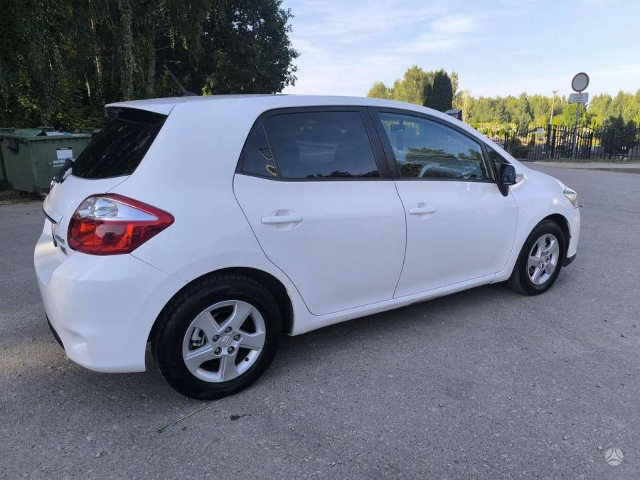 White Toyota Auris 2011 in Vilnius, with an engine capacity of 1.80 L and mileage of 272 thousand km for 5800 €, photo 17 on AUTOMOTO.COM.LV