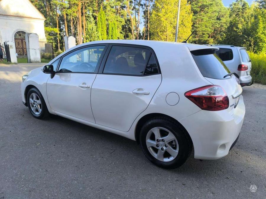 White Toyota Auris 2011 in Vilnius, with an engine capacity of 1.80 L and mileage of 272 thousand km for 5800 €, photo 26 on AUTOMOTO.COM.LV