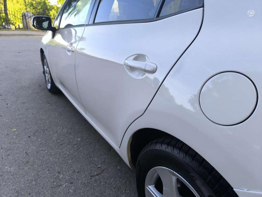 White Toyota Auris 2011 in Vilnius, with an engine capacity of 1.80 L and mileage of 272 thousand km for 5800 €, photo 39 on AUTOMOTO.COM.LV