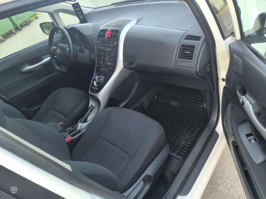 White Toyota Auris 2011 in Vilnius, with an engine capacity of 1.80 L and mileage of 272 thousand km for 5800 €, photo 42 on AUTOMOTO.COM.LV