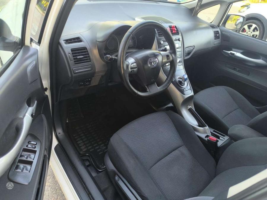 White Toyota Auris 2011 in Vilnius, with an engine capacity of 1.80 L and mileage of 272 thousand km for 5800 €, photo 44 on AUTOMOTO.COM.LV