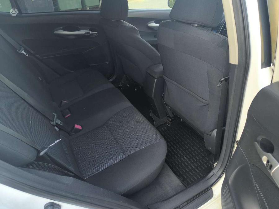 White Toyota Auris 2011 in Vilnius, with an engine capacity of 1.80 L and mileage of 272 thousand km for 5800 €, photo 46 on AUTOMOTO.COM.LV