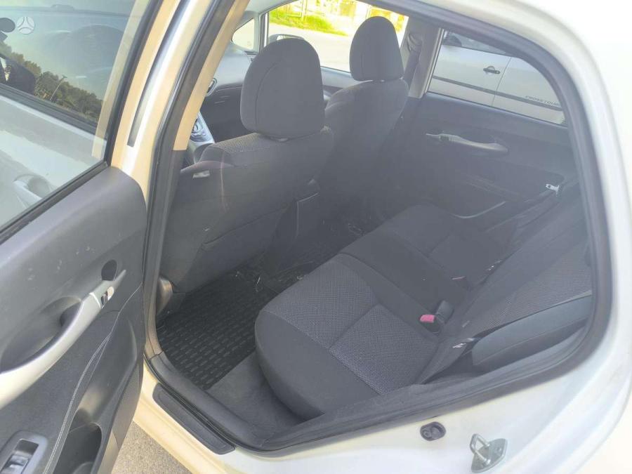 White Toyota Auris 2011 in Vilnius, with an engine capacity of 1.80 L and mileage of 272 thousand km for 5800 €, photo 49 on AUTOMOTO.COM.LV