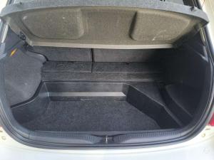 White Toyota Auris 2011 in Vilnius, with an engine capacity of 1.80 L and mileage of 272 thousand km for 5800 €, photo 54 on AUTOMOTO.COM.LV