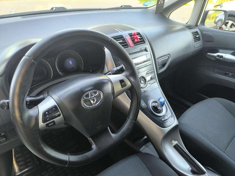 White Toyota Auris 2011 in Vilnius, with an engine capacity of 1.80 L and mileage of 272 thousand km for 5800 €, photo 53 on AUTOMOTO.COM.LV
