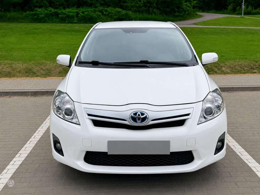 White Toyota Auris 2011 in Vilnius, with an engine capacity of 1.80 L and mileage of 190 thousand km for 6500 €, photo 3 on AUTOMOTO.COM.LV