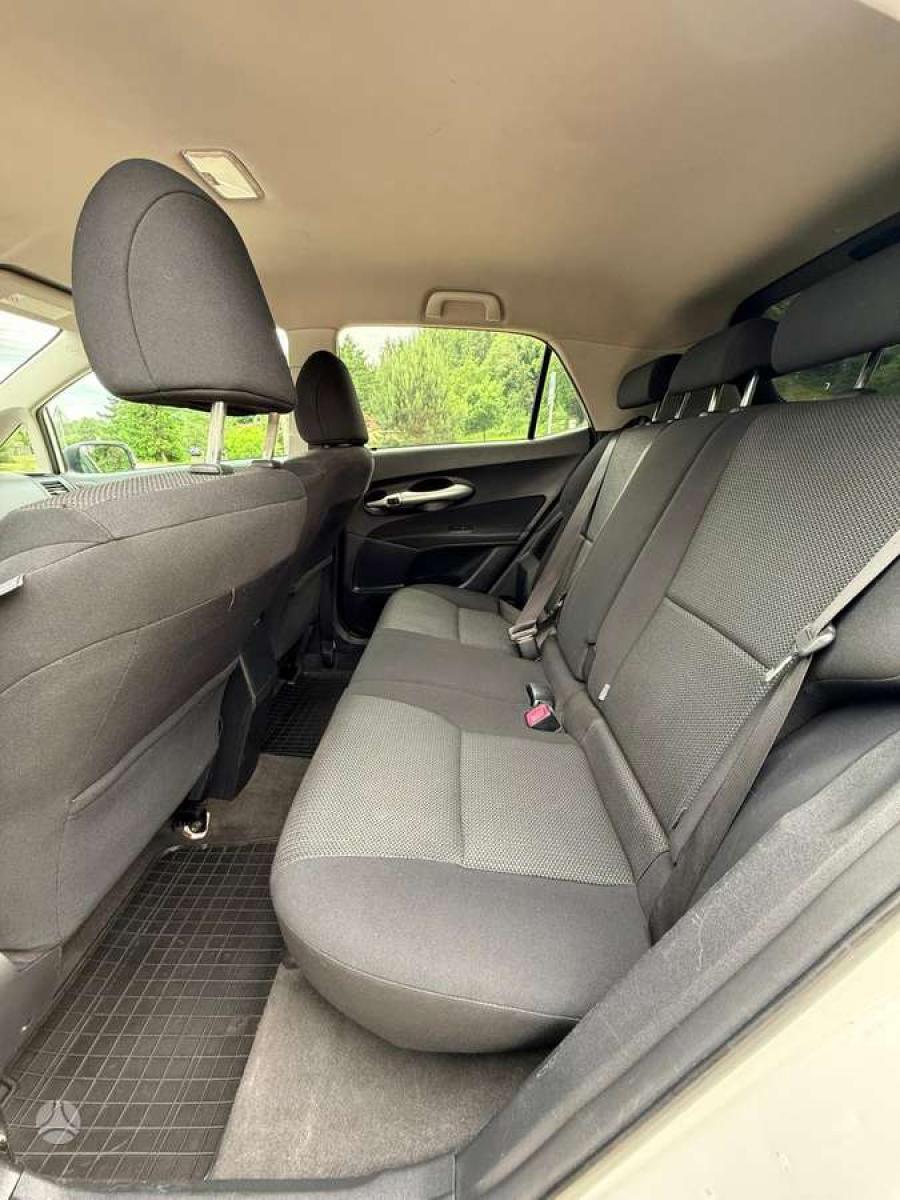 White Toyota Auris 2011 in Vilnius, with an engine capacity of 1.80 L and mileage of 190 thousand km for 6500 €, photo 15 on AUTOMOTO.COM.LV
