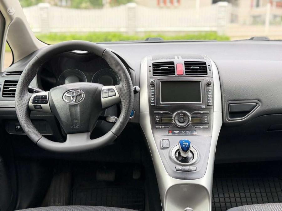 White Toyota Auris 2011 in Vilnius, with an engine capacity of 1.80 L and mileage of 190 thousand km for 6500 €, photo 16 on AUTOMOTO.COM.LV