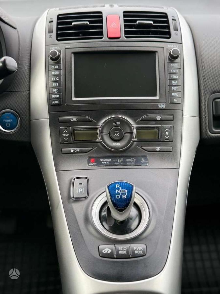 White Toyota Auris 2011 in Vilnius, with an engine capacity of 1.80 L and mileage of 190 thousand km for 6500 €, photo 20 on AUTOMOTO.COM.LV