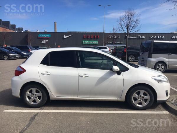 White Toyota Auris 2011 in Riga, with an engine capacity of 1.80 L and mileage of 187 thousand km for 6500 €, photo 4 on AUTOMOTO.COM.LV